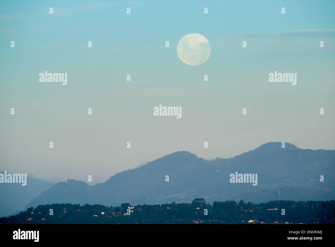 Full moon over mountains hi-res stock photography and images - Alamy