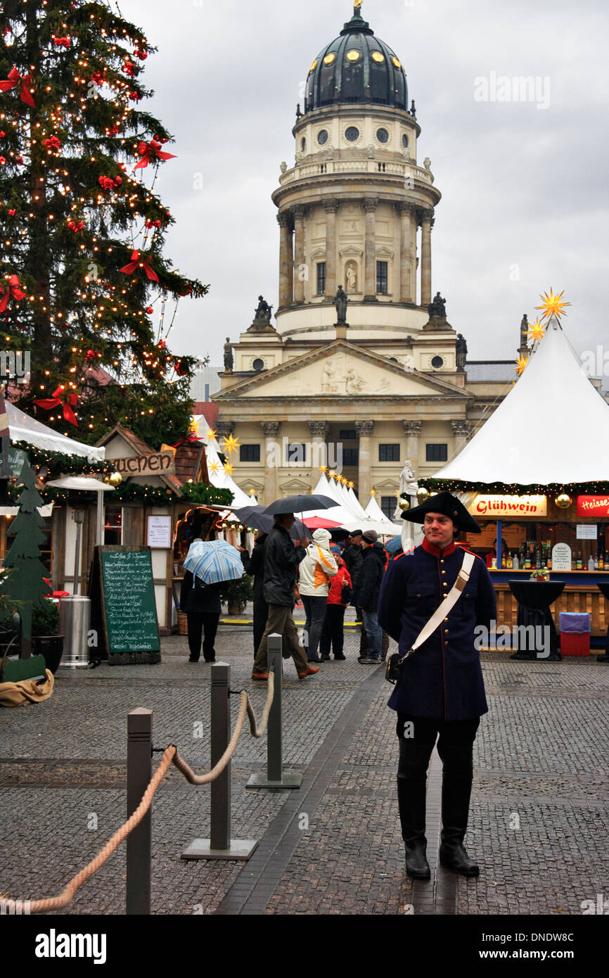 Christmas winter market with old fashioned guard at Gendarmenmarkt ...