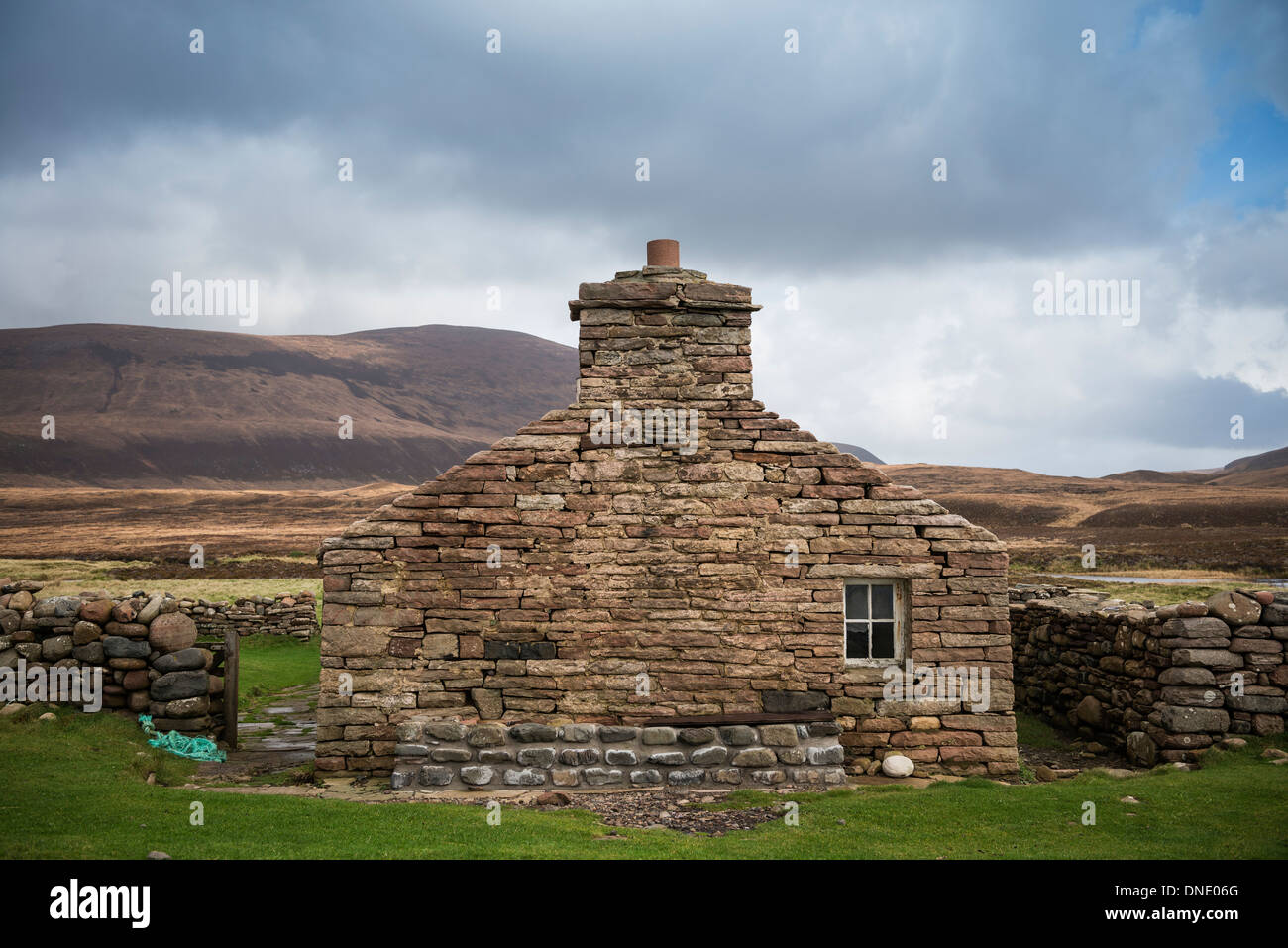 Burnmouth bothy hoy orkney scotland hi-res stock photography and images ...