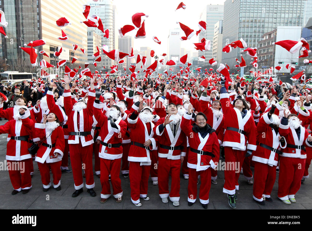Seoul, South Korea. 24th Dec, 2013. Volunteers dressed in Santa Claus ...