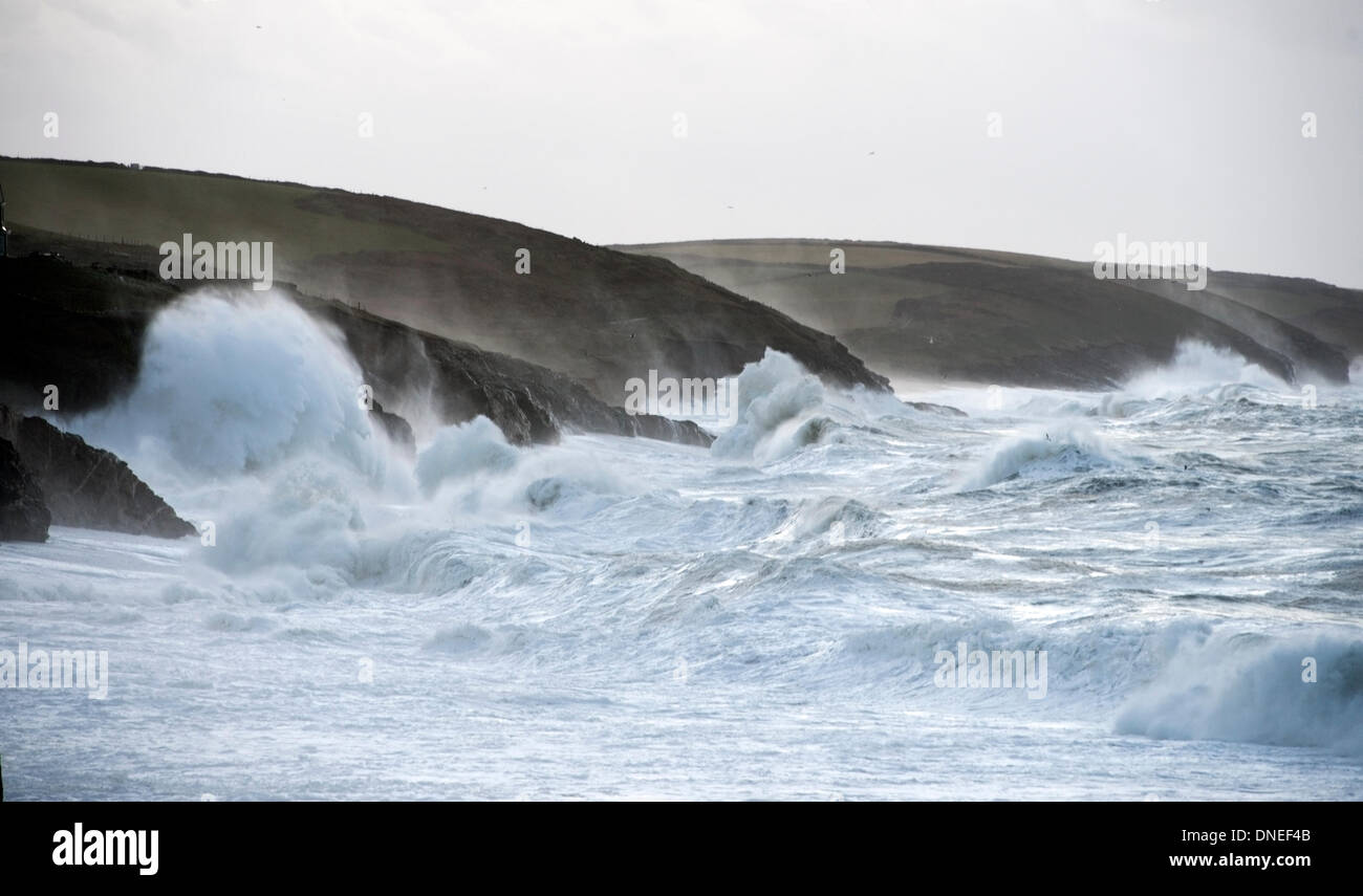 Christmas Eve winter storm with large seas and heavy winds batter ...