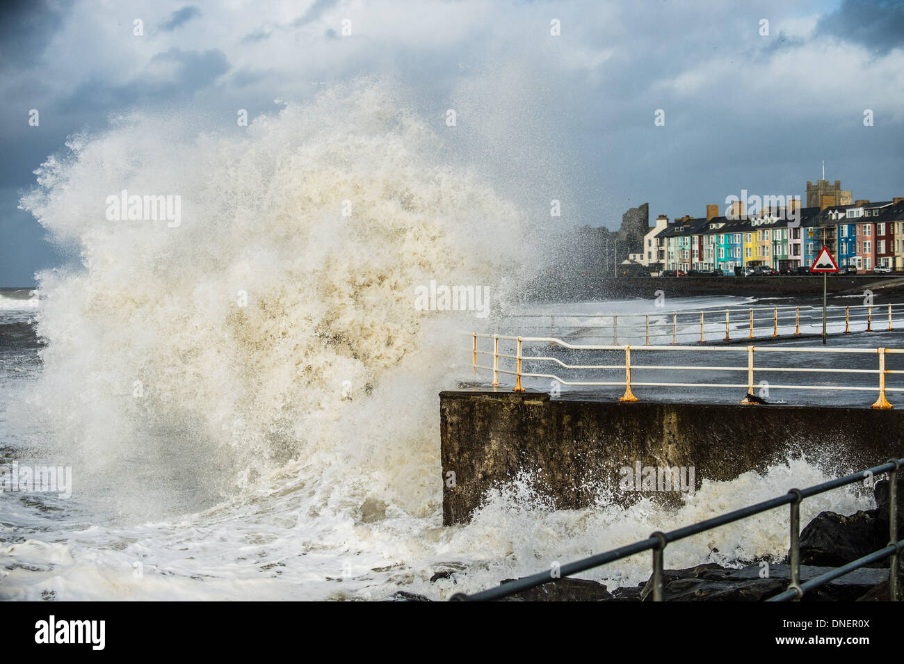 Wave return wall hi-res stock photography and images - Alamy