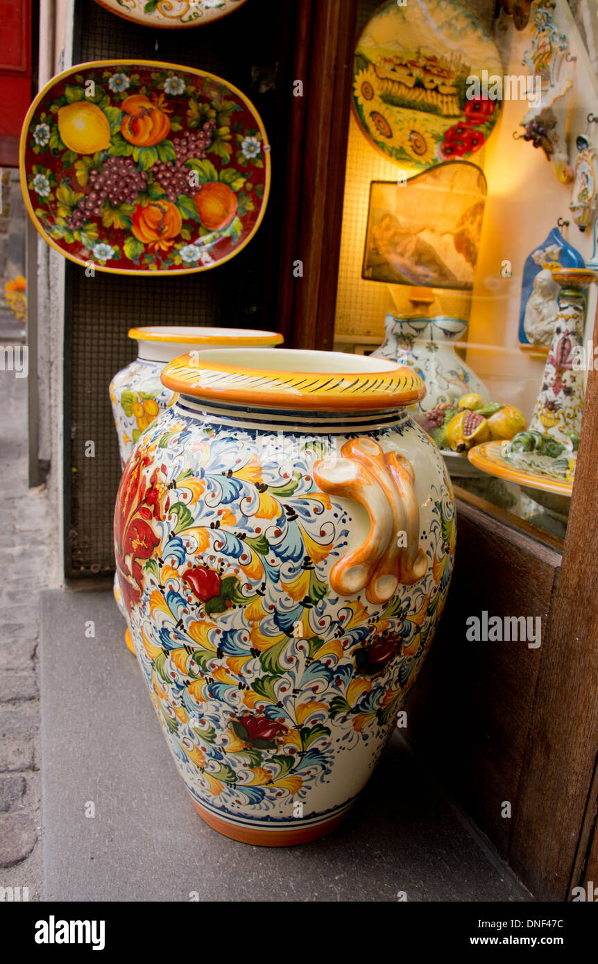 Italian pottery hi-res stock photography and images - Alamy