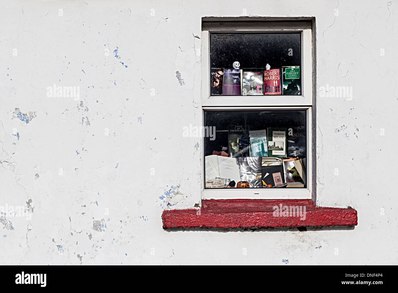Books window hi-res stock photography and images - Alamy