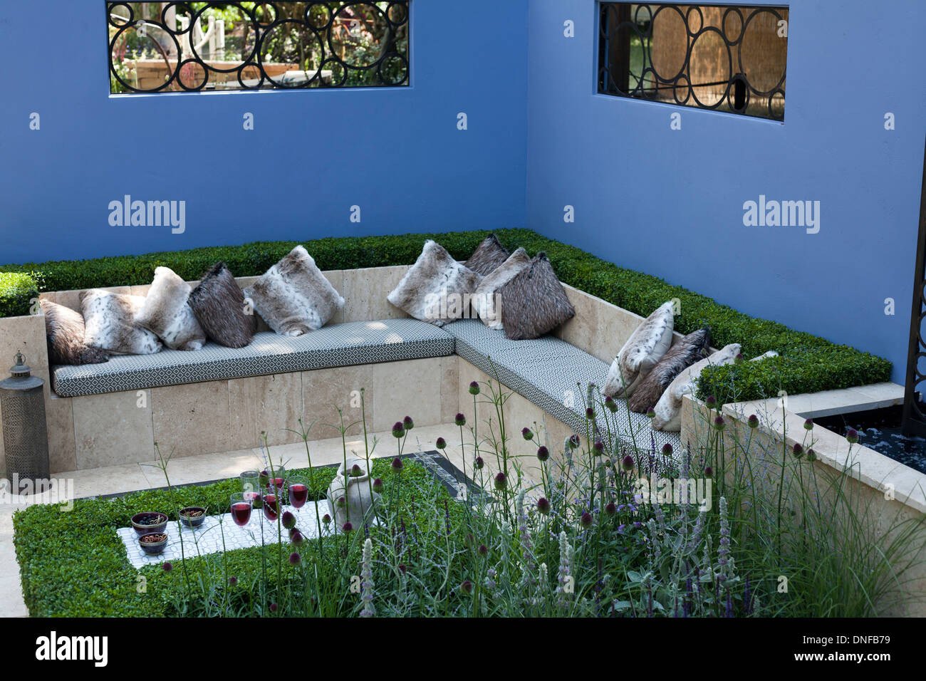 Relaxing area in contemporary garden Stock Photo - Alamy