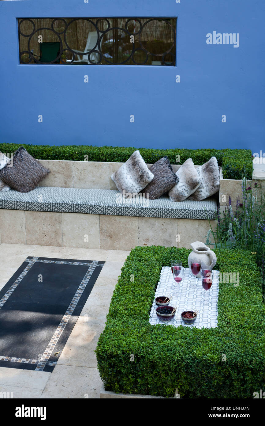 Relaxing area in contemporary garden Stock Photo - Alamy