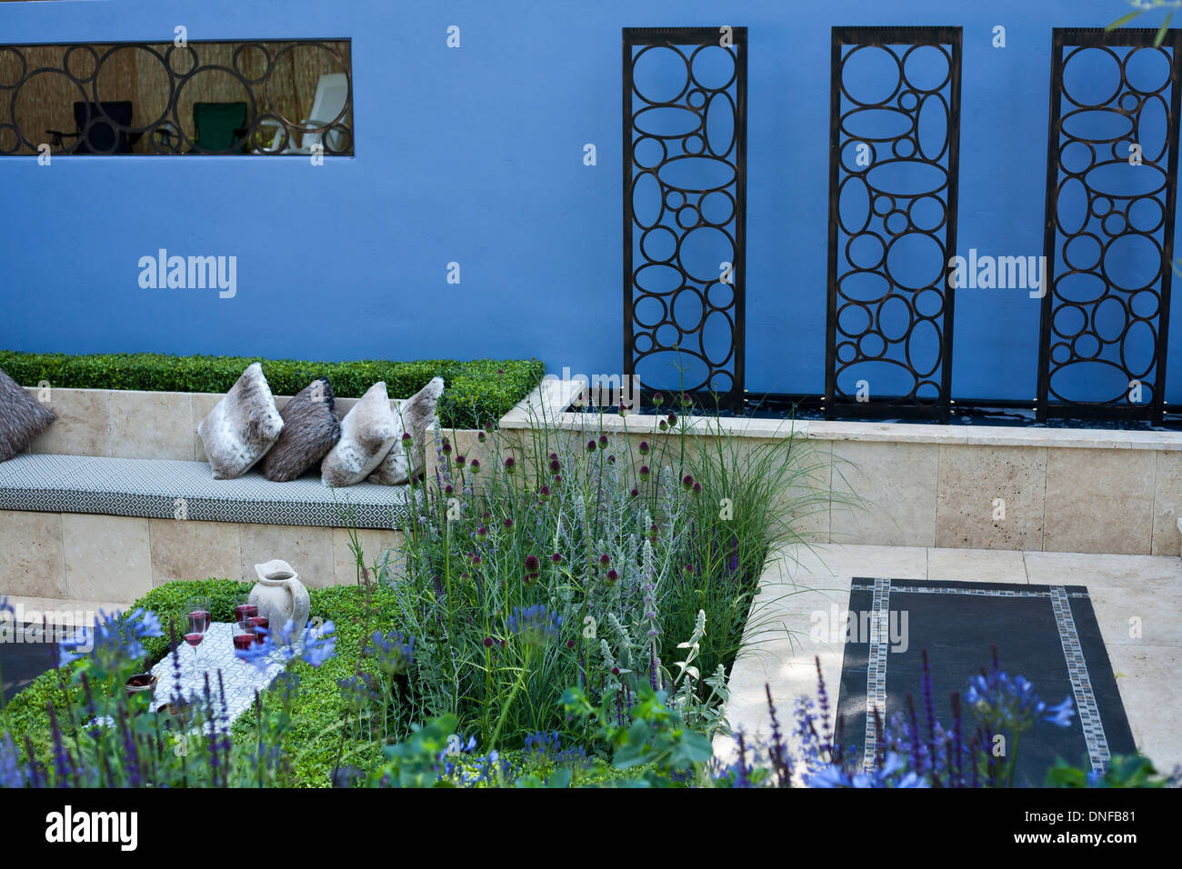 Relaxing area in contemporary garden Stock Photo - Alamy