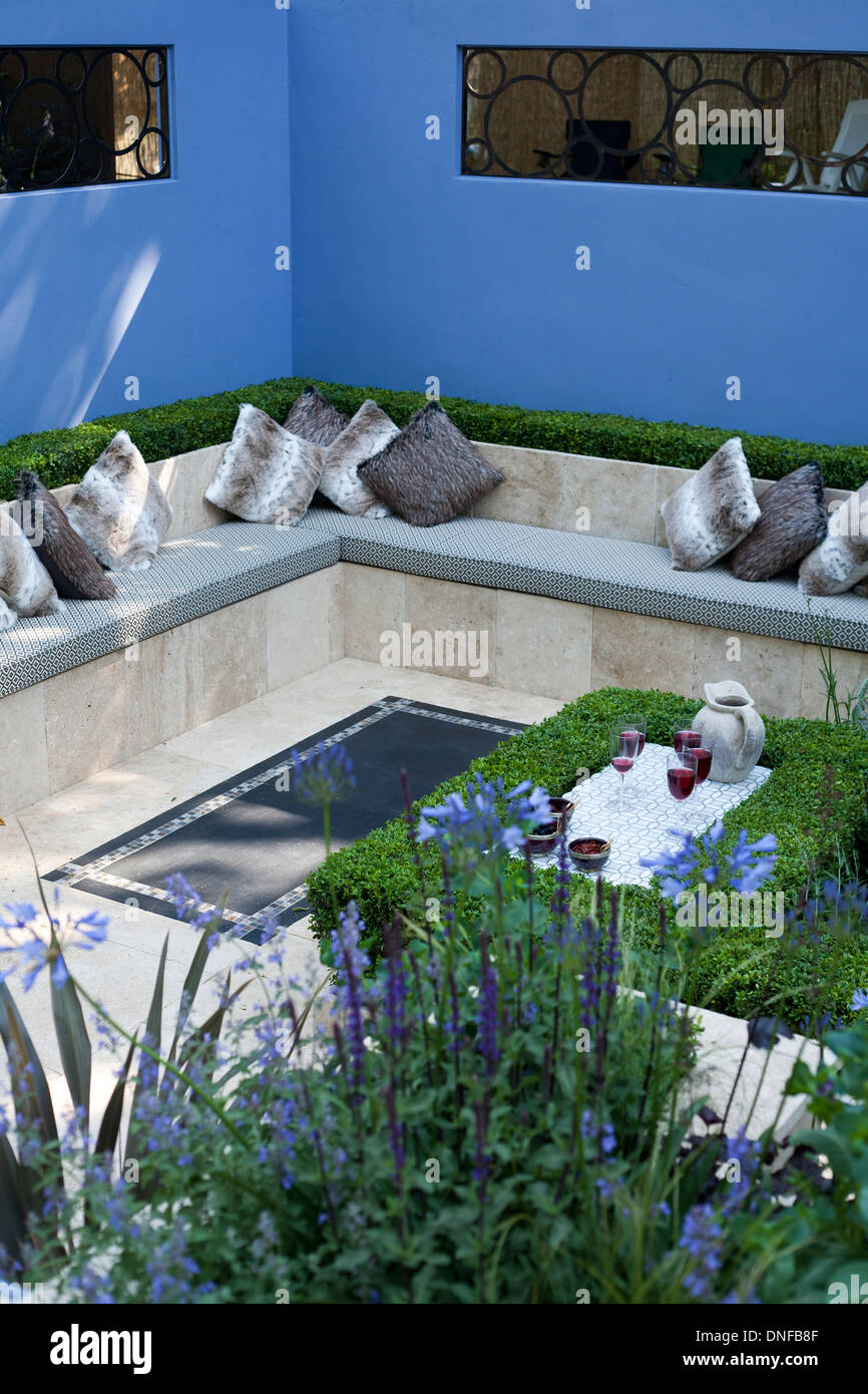 Relaxing area in contemporary garden Stock Photo - Alamy