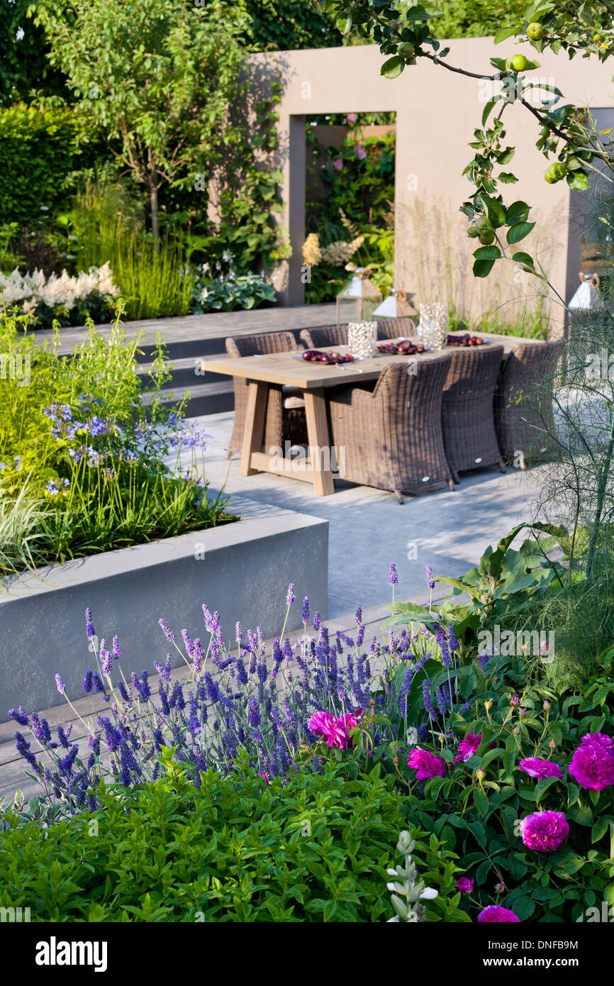 Outdoor sitting area hi-res stock photography and images - Alamy