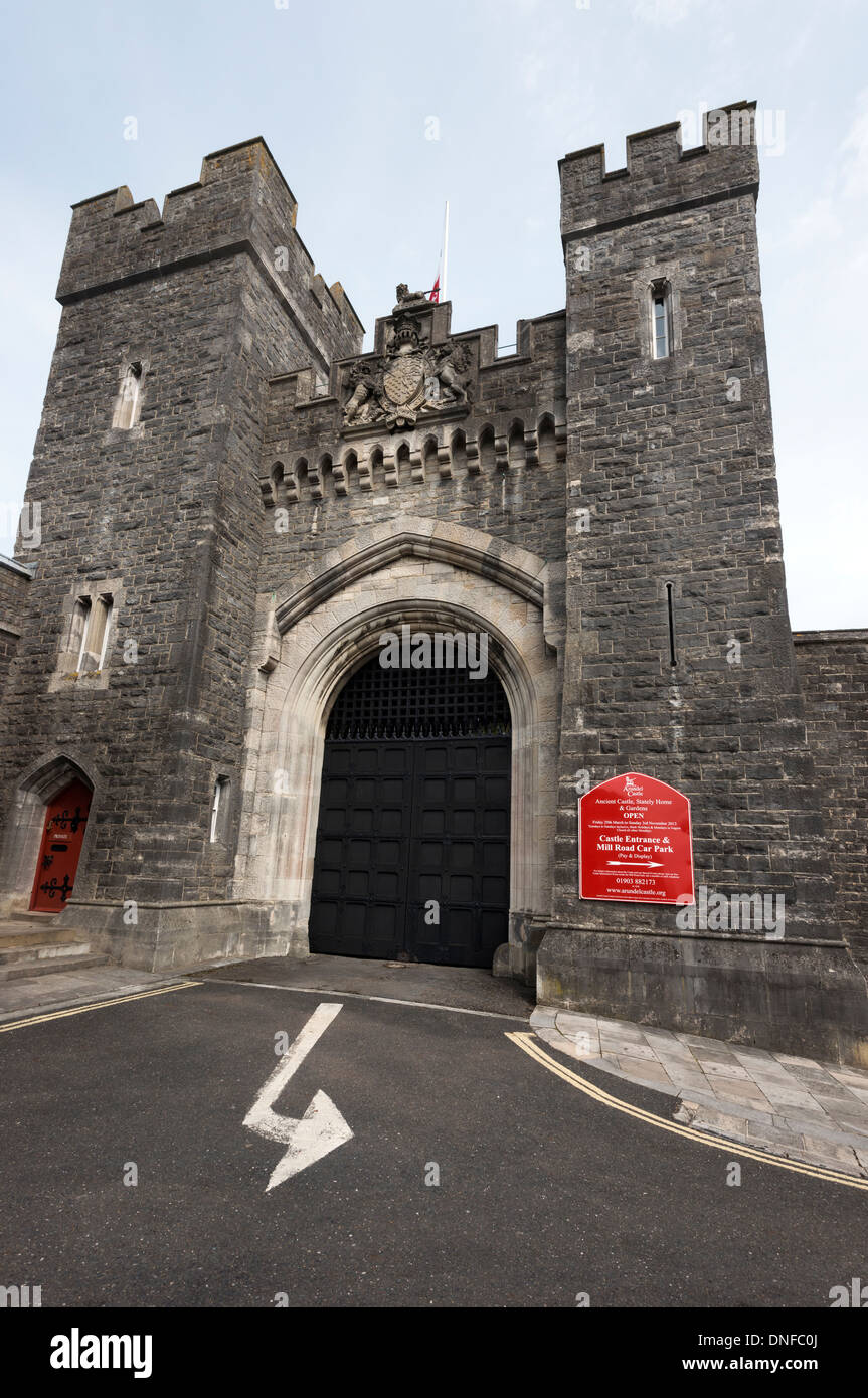 Portcullis gatehouse hi-res stock photography and images - Alamy