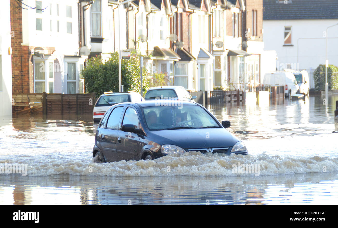 Tonbridge, Kent, UK . 25th Dec, 2013. Residents negotiate flood waters ...