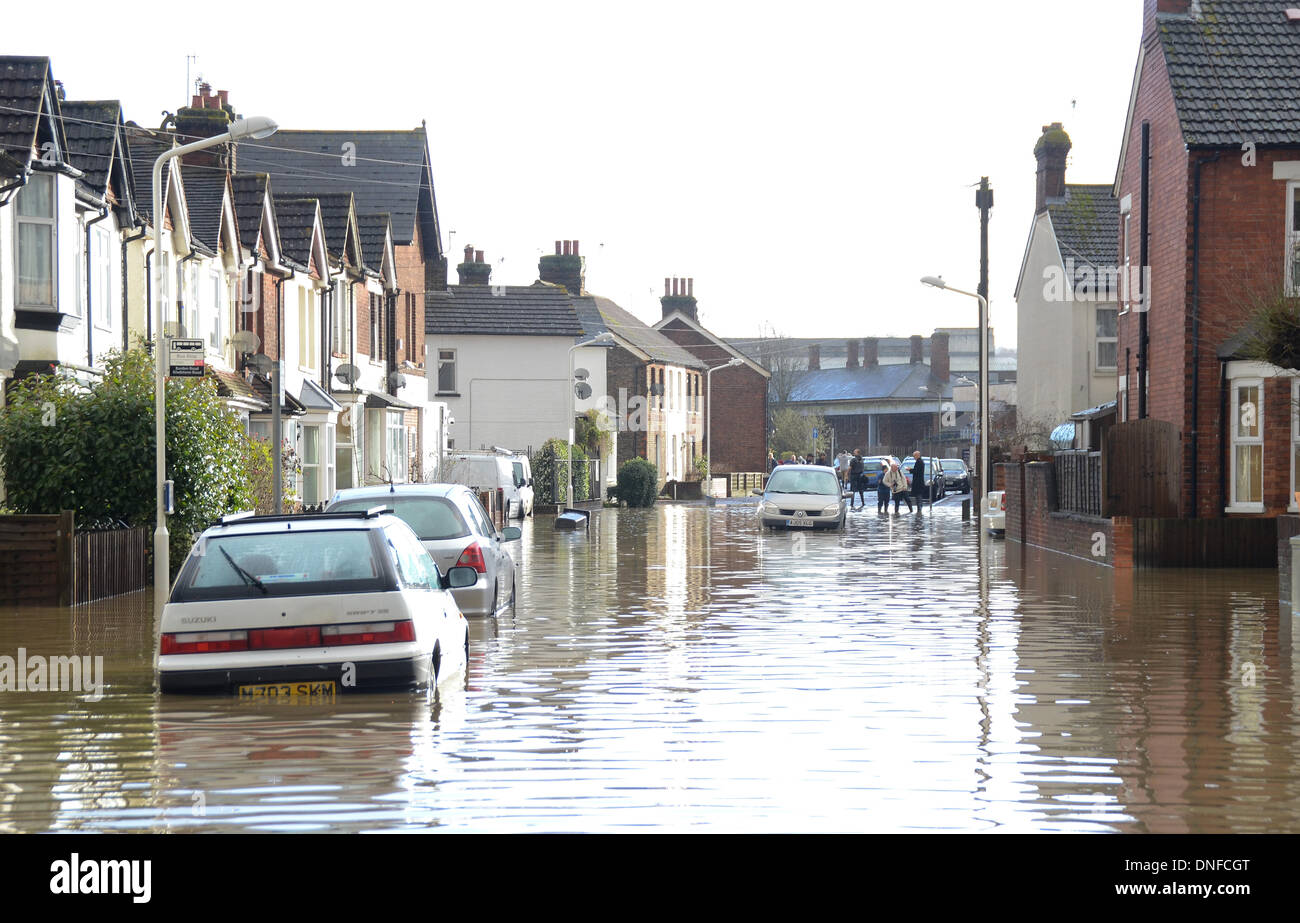 Tonbridge, Kent, UK . 25th Dec, 2013. Residents negotiate flood waters ...