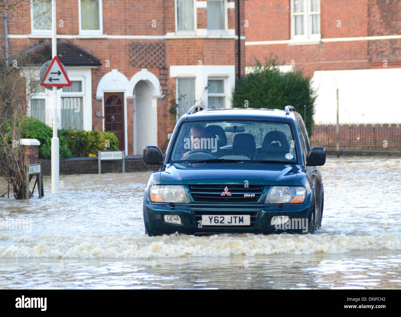 Tonbridge, Kent, UK . 25th Dec, 2013. Residents negotiate flood waters ...