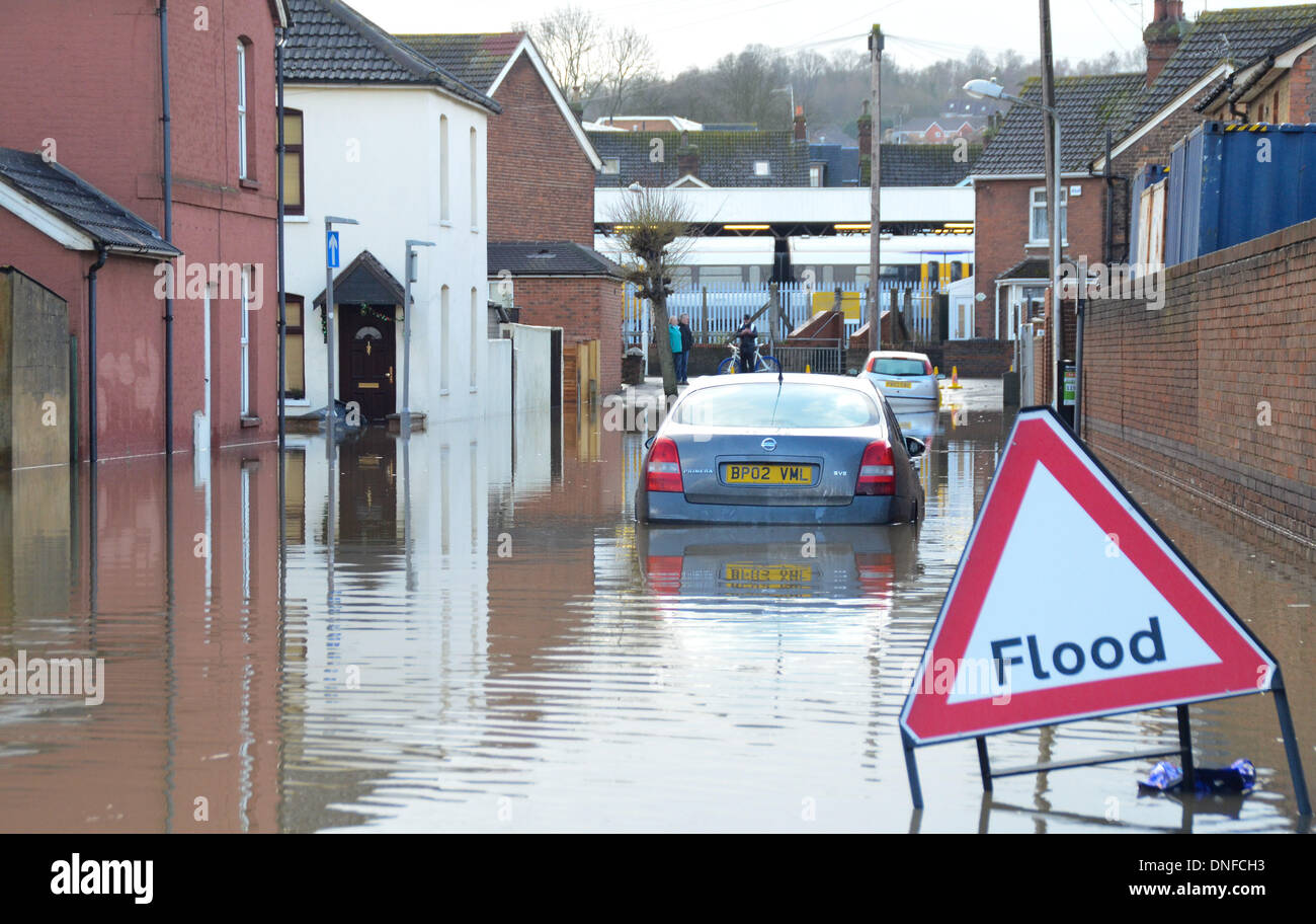 Tonbridge, Kent, UK . 25th Dec, 2013. Residents negotiate flood waters ...