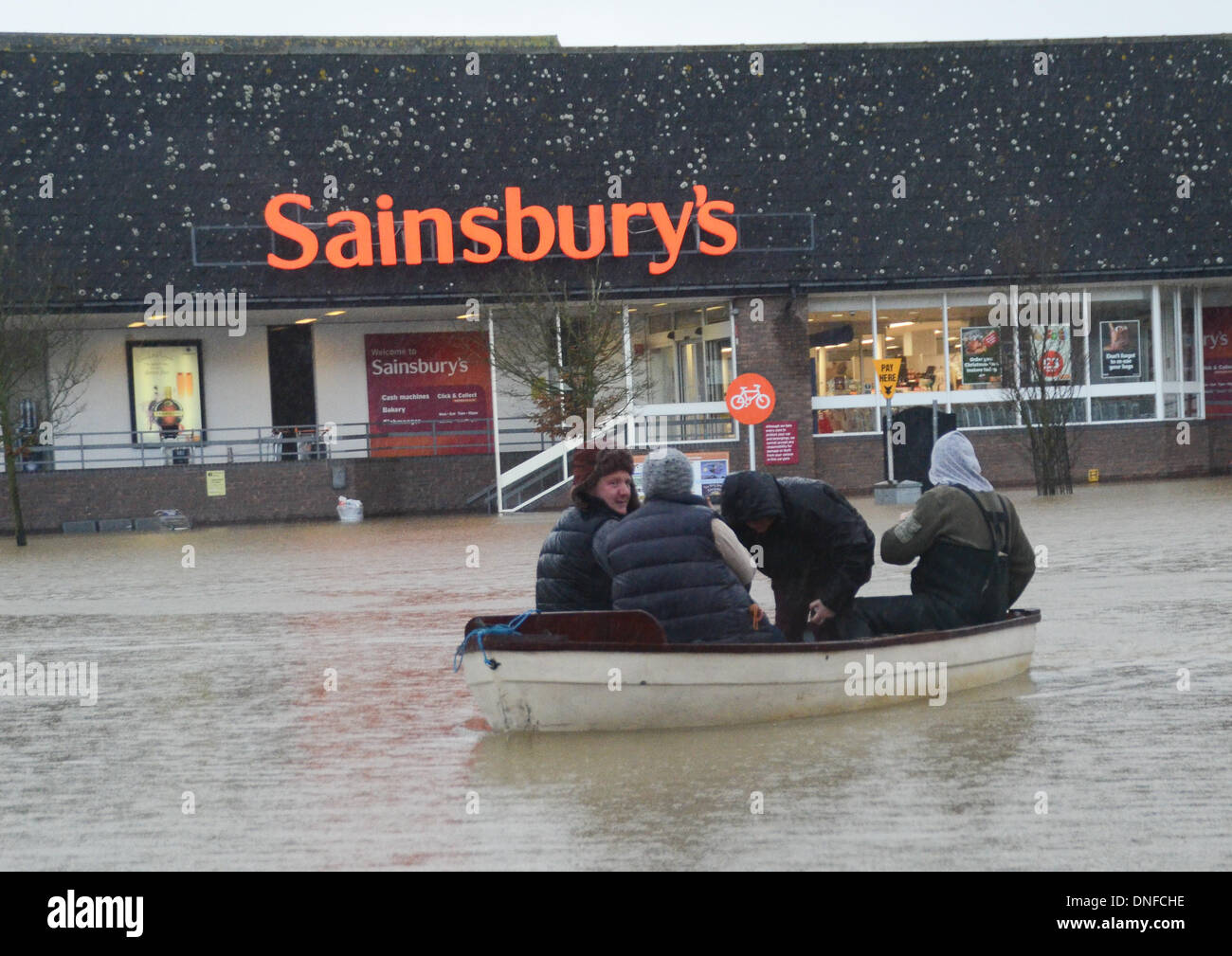 Tonbridge, Kent, UK . 25th Dec, 2013. Residents negotiate flood Stock ...