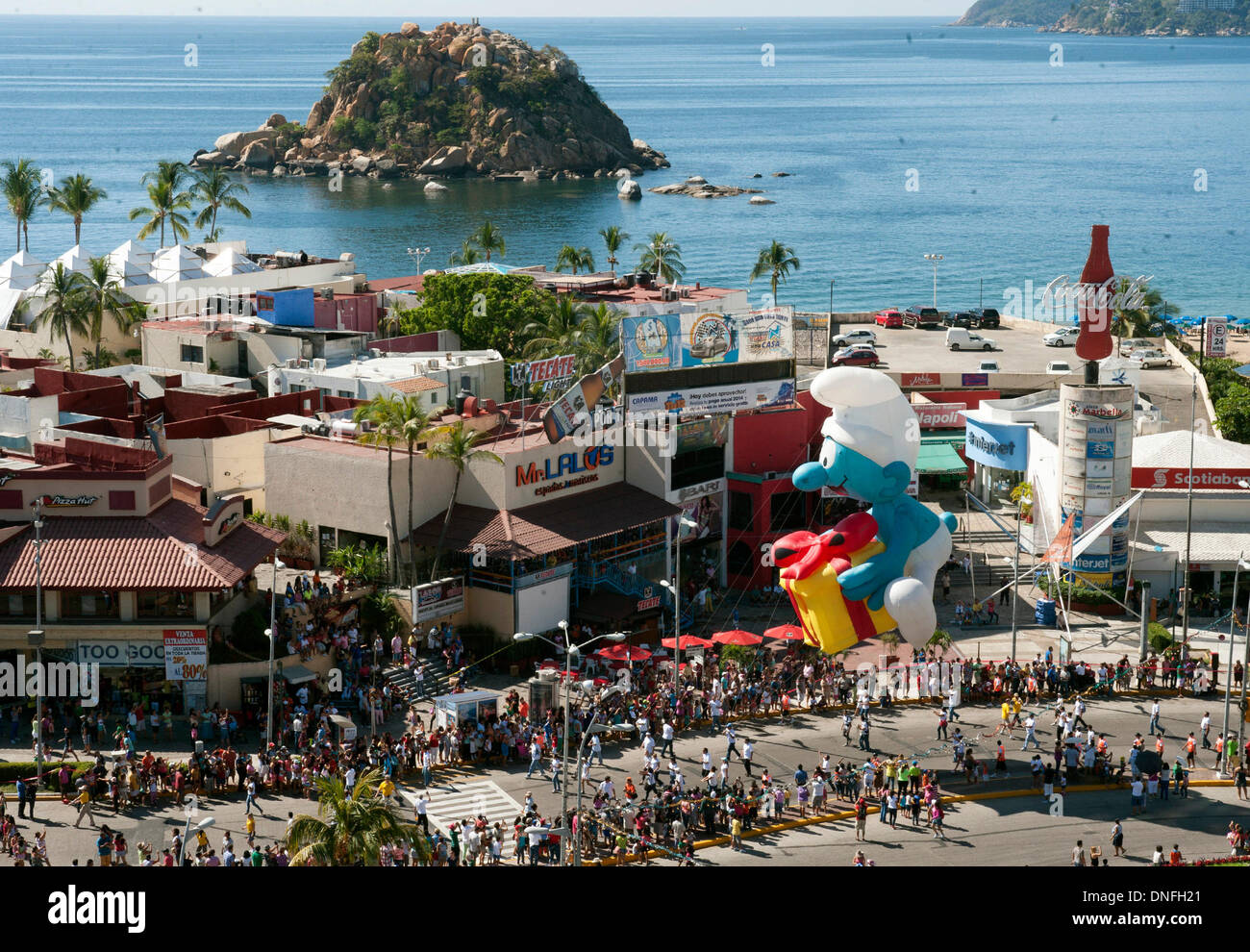 Acapulco, South Mexico. 25th Dec, 2013. People attend a parade of giant ...
