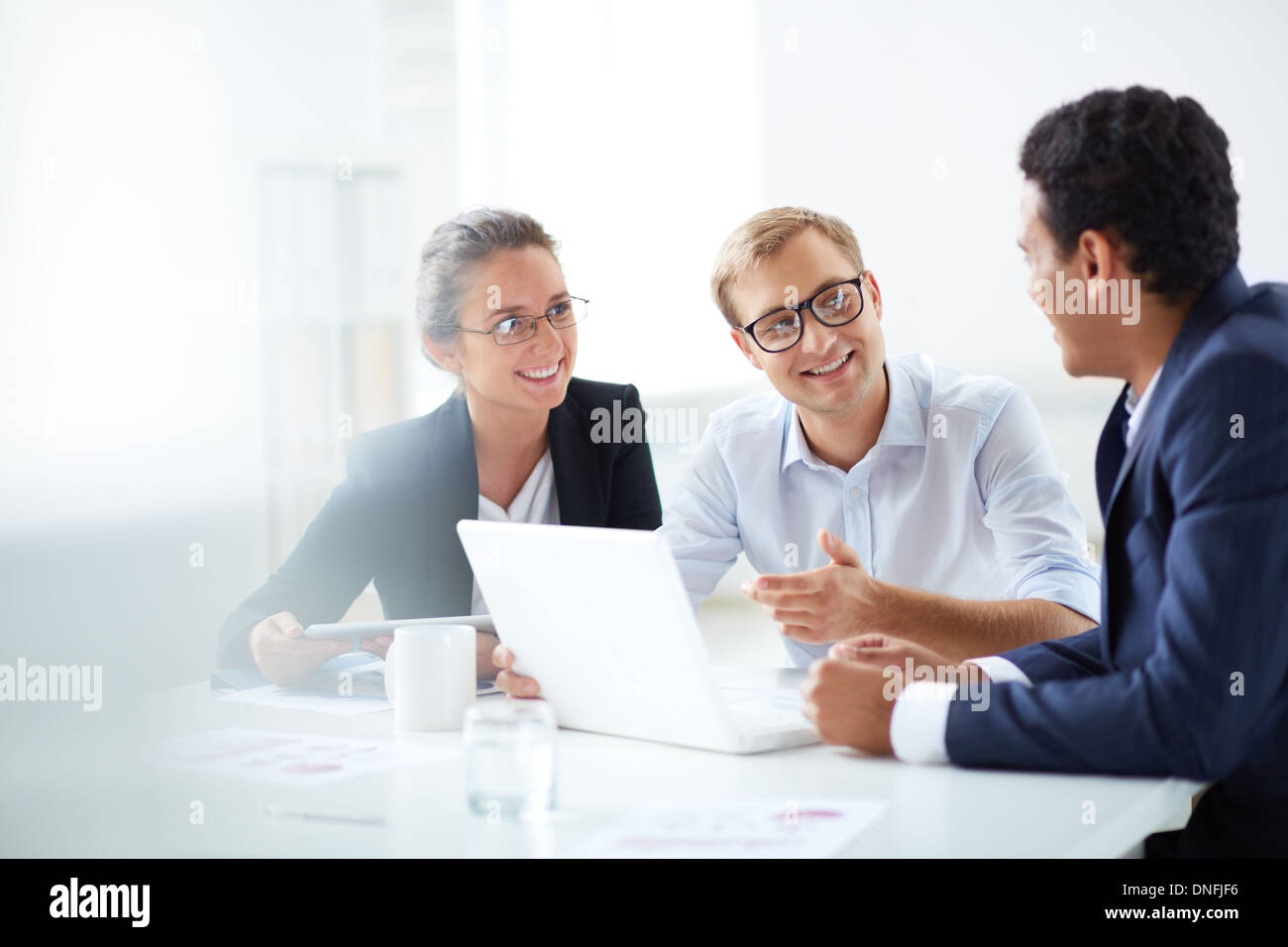 Team communicating and showing hi-res stock photography and images - Alamy