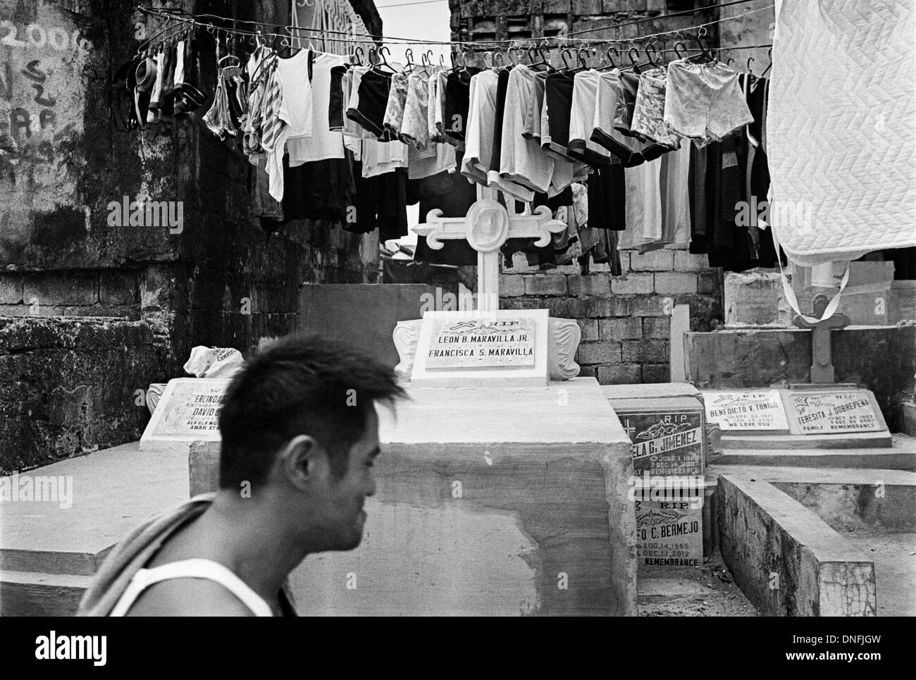 Clothes drying in manila slums hi-res stock photography and images - Alamy