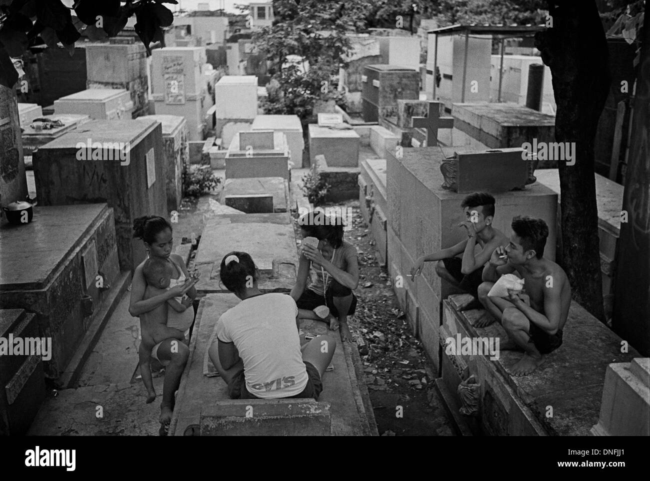 Squatters in manila philippines hi-res stock photography and images - Alamy