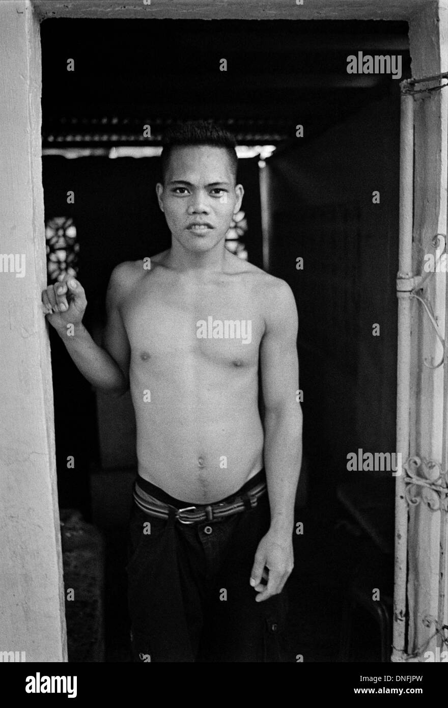 Man living in manila slums hi-res stock photography and images - Alamy