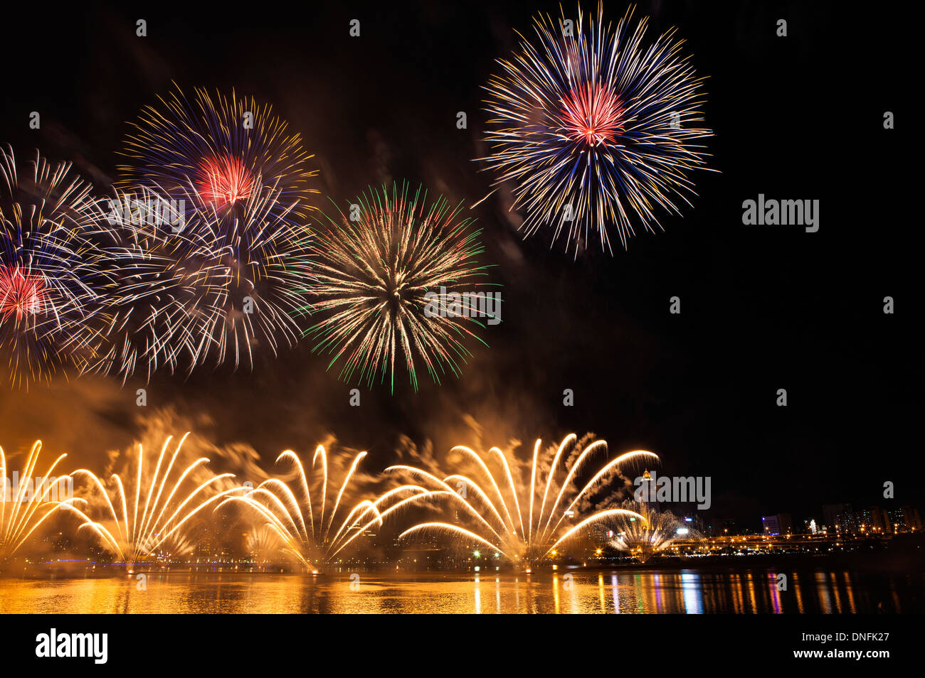 Fireworks over water hi-res stock photography and images - Alamy