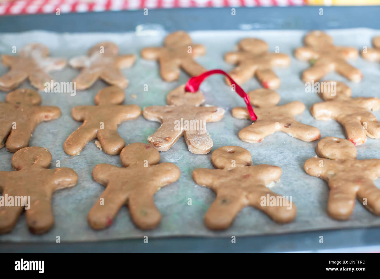 Raw gingerbread men on a baking Stock Photo - Alamy