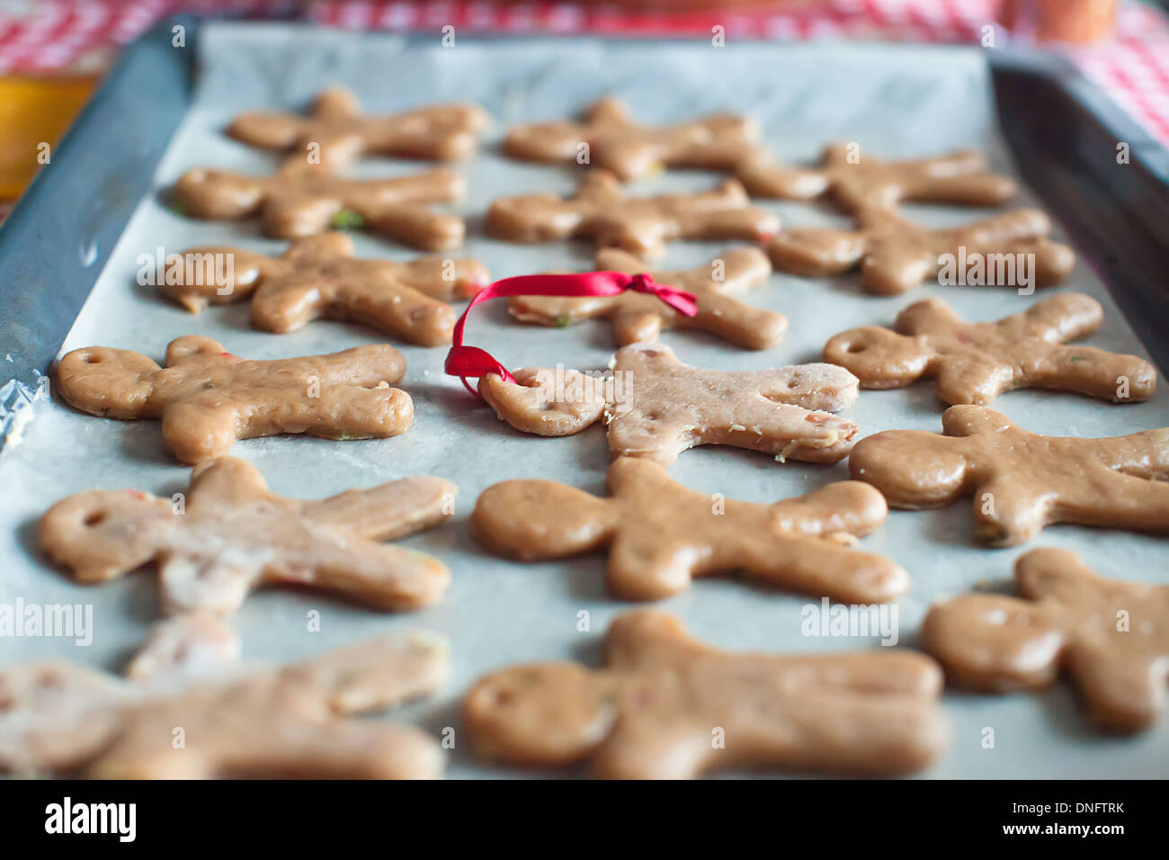 Raw gingerbread men on a baking Stock Photo - Alamy