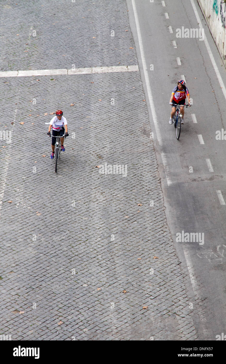 Two people cycling hi-res stock photography and images - Alamy
