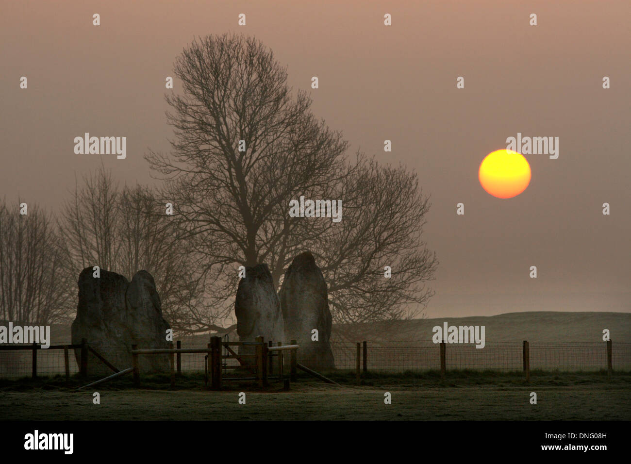 Sunrise over avebury hi-res stock photography and images - Alamy
