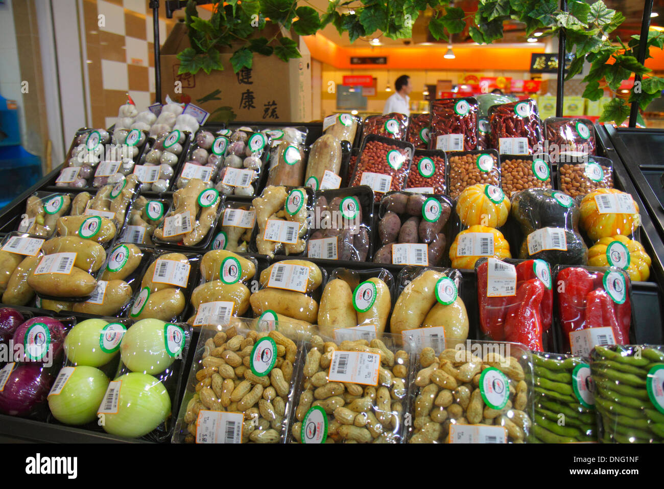 Chinese supermarket produce display hi-res stock photography and images ...
