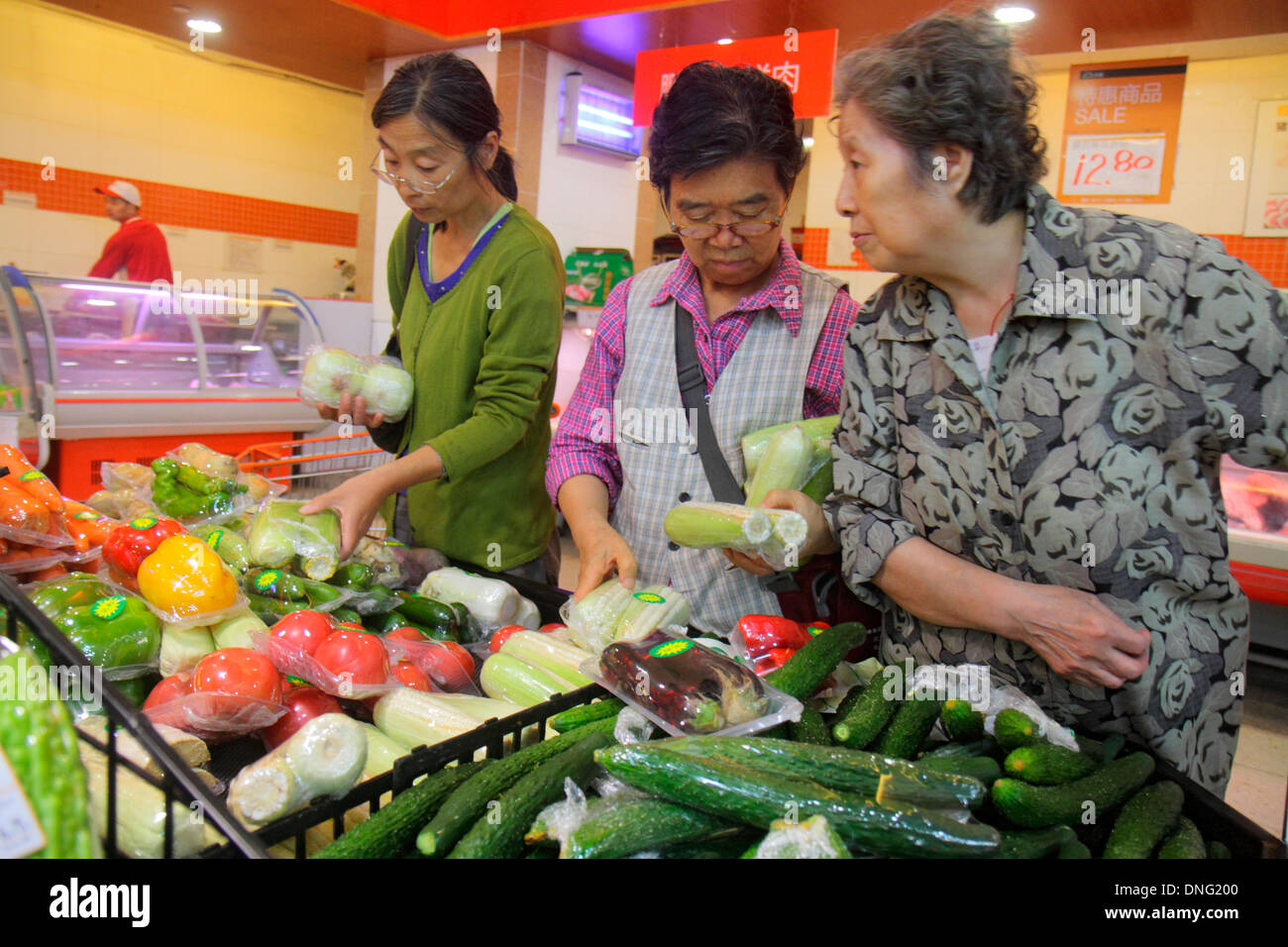 Chinese supermarket produce display hi-res stock photography and images ...