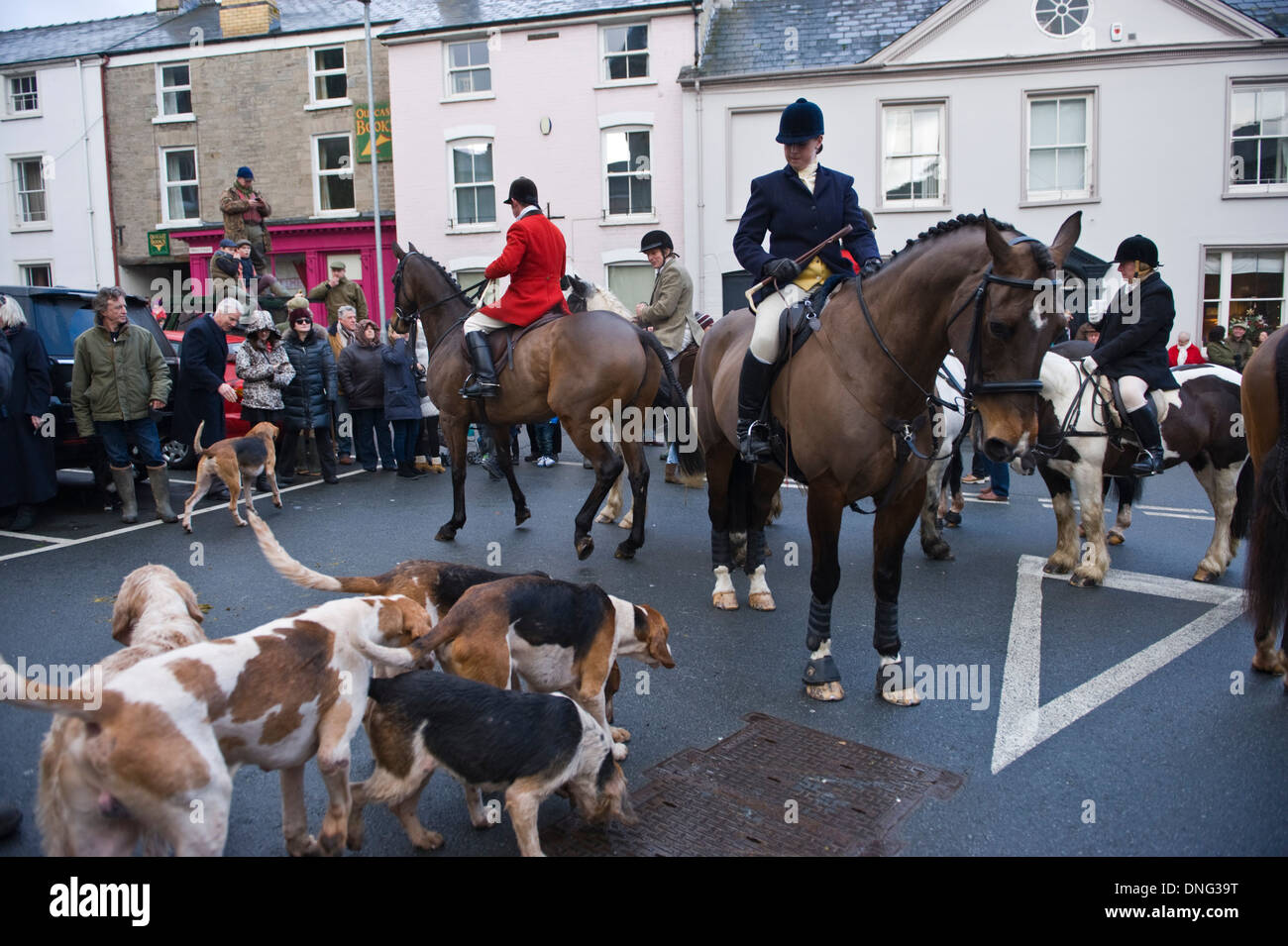 Golden Valley Boxing Day Hunt with hounds gathering in Hay-on-Wye Powys ...