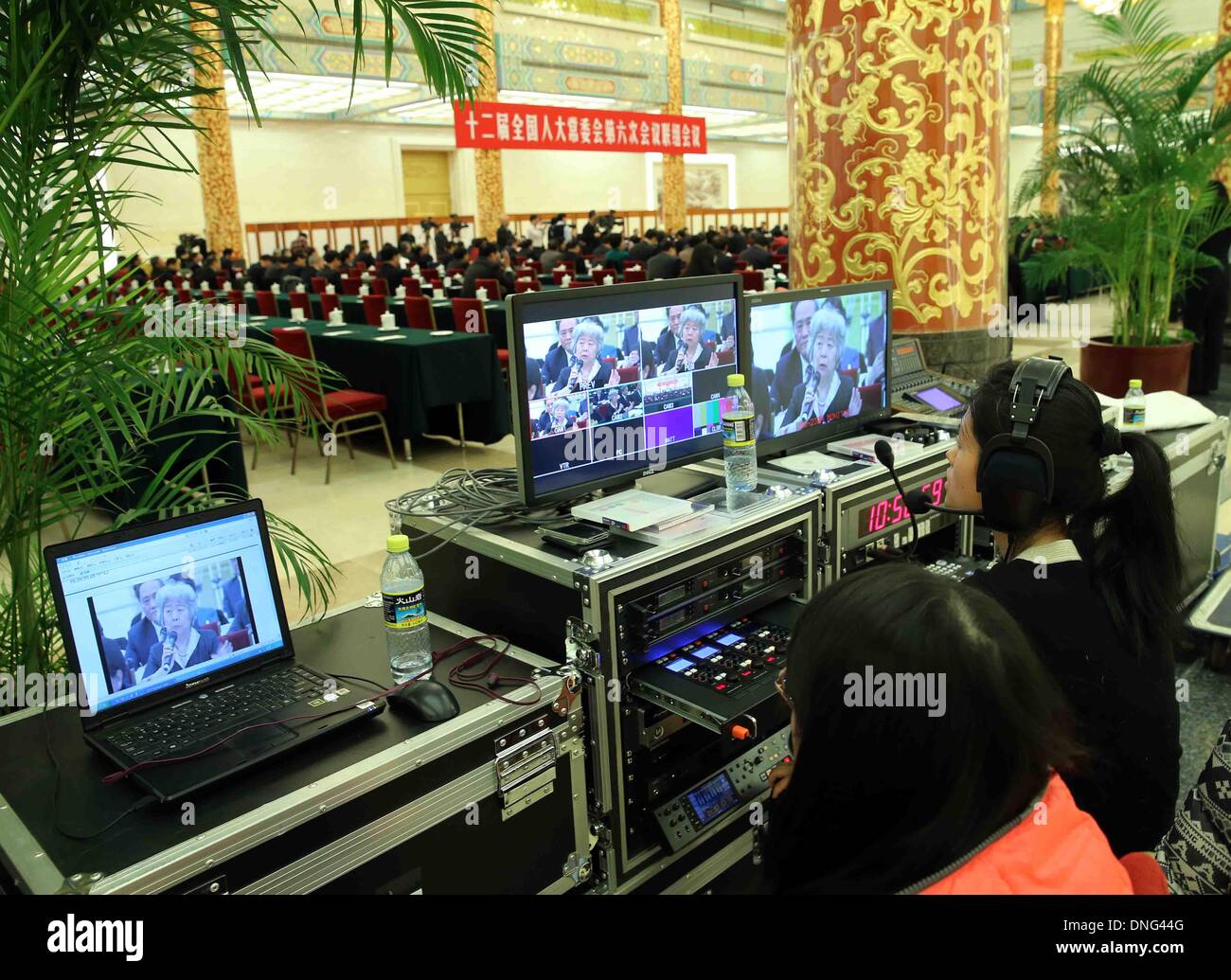 Broadcast workers hi-res stock photography and images - Alamy