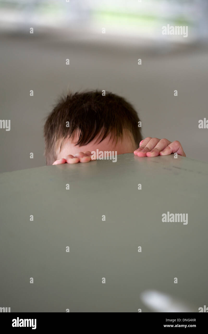 Kids hiding hi-res stock photography and images - Alamy