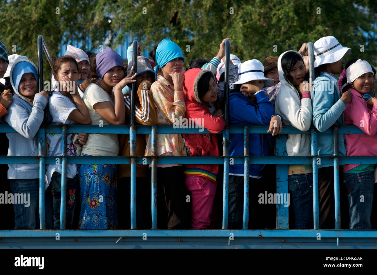 worker abuse, garment / textile factory workers overcrowded in the back ...