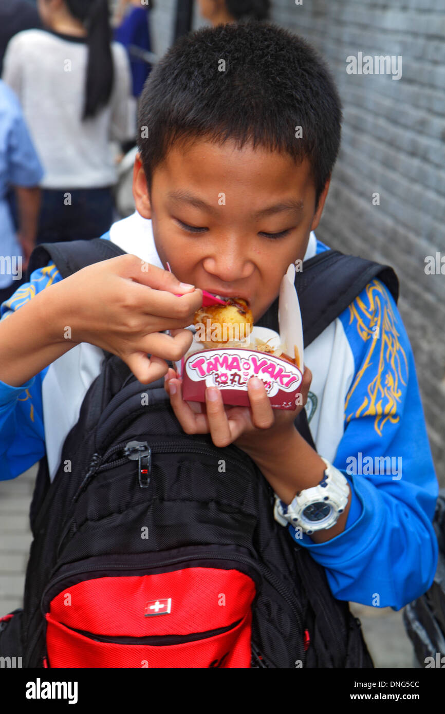 Chinese pupils eating hi-res stock photography and images - Alamy
