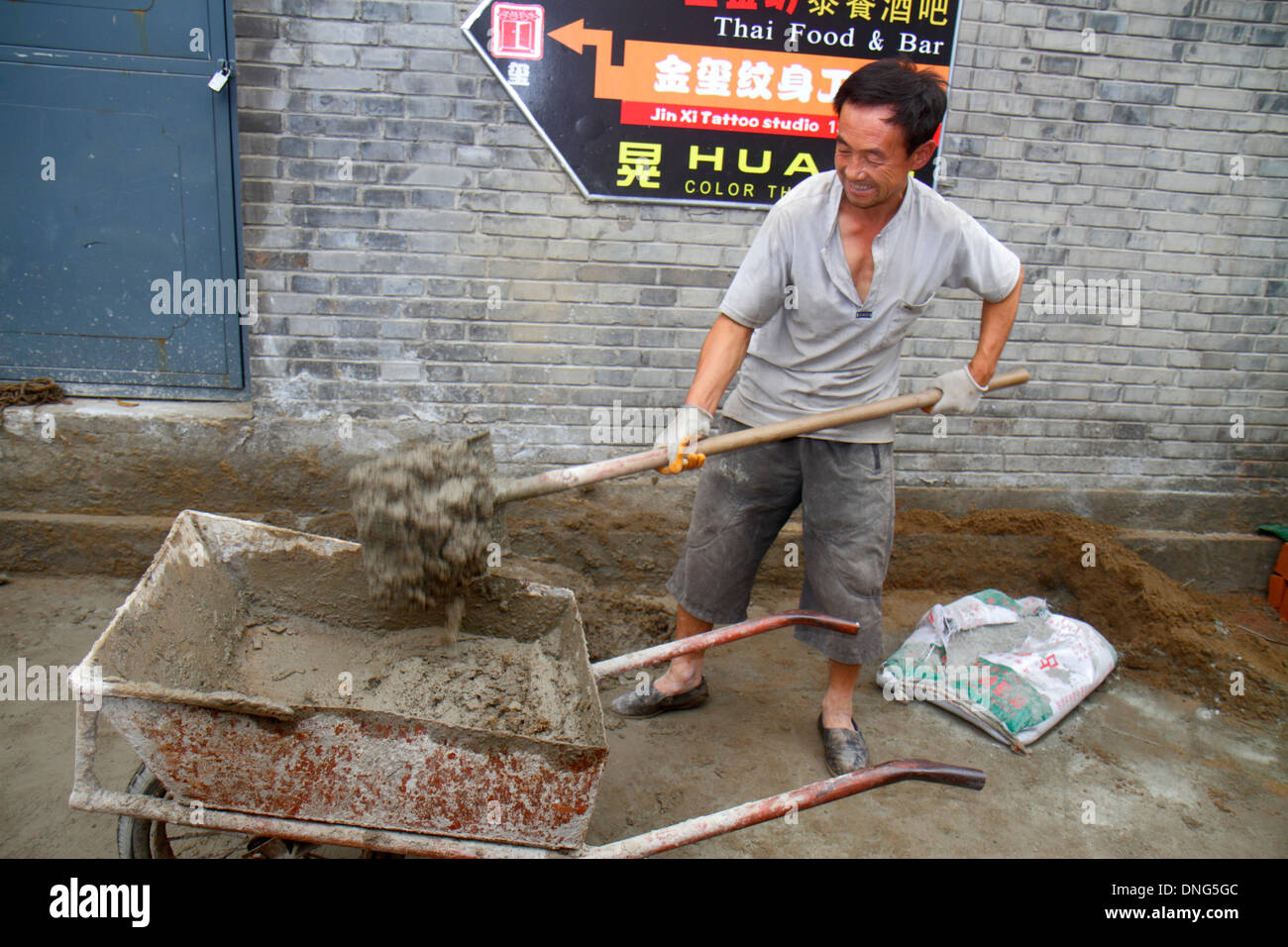 Using shovel laborer in hi-res stock photography and images - Alamy