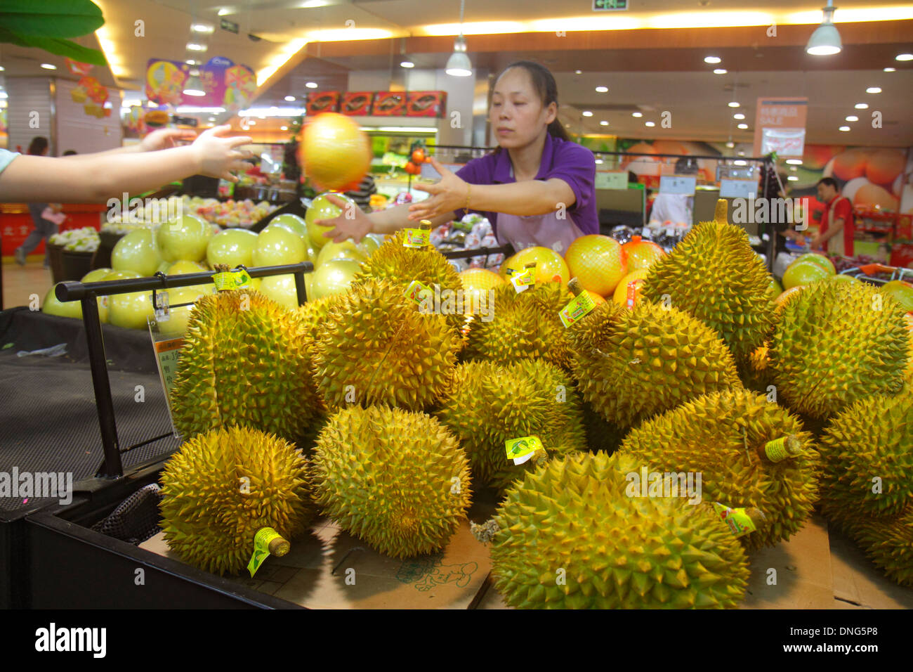Chinese supermarket produce display hi-res stock photography and images ...