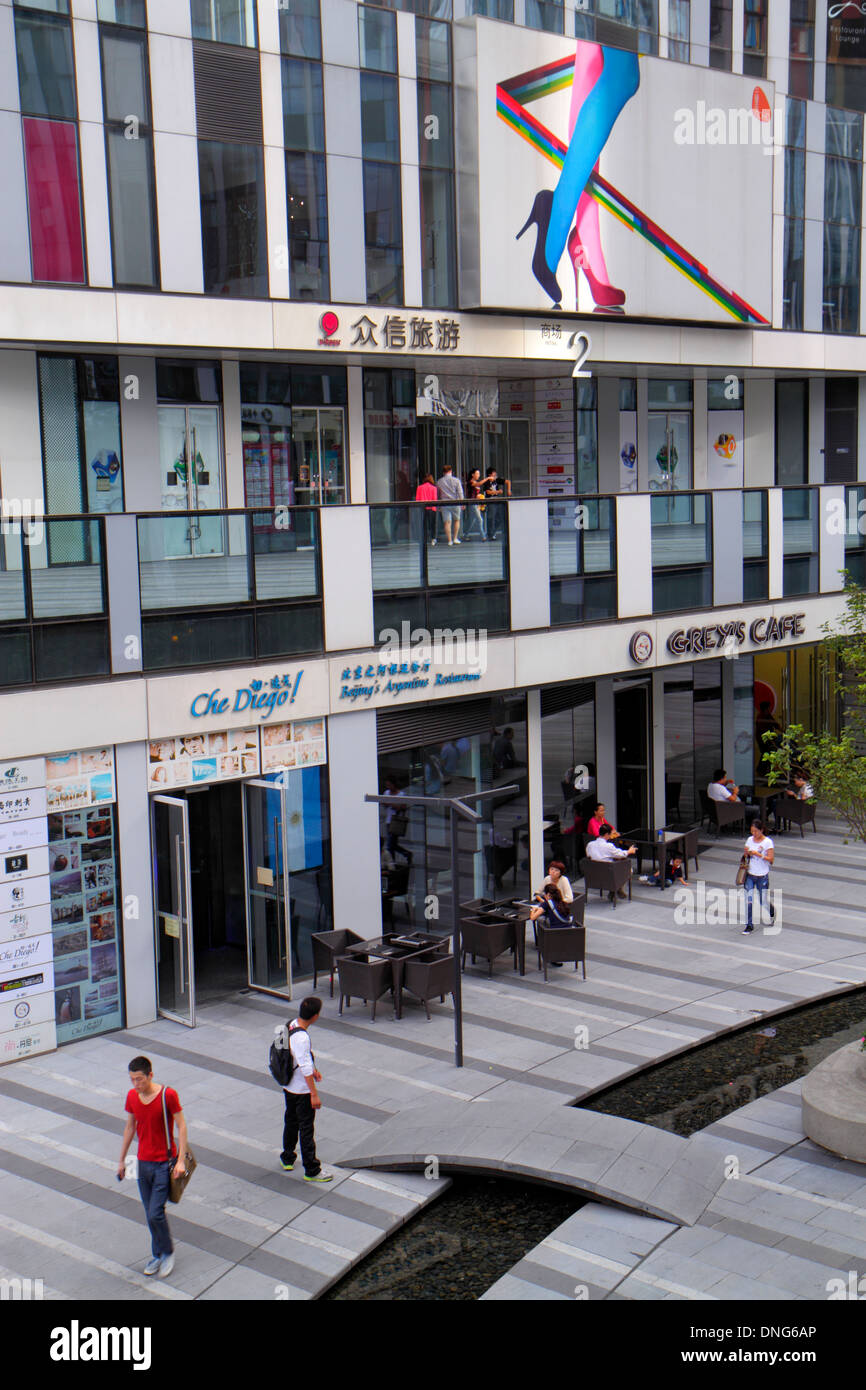 Shoppers in a chinese mall hi-res stock photography and images - Alamy