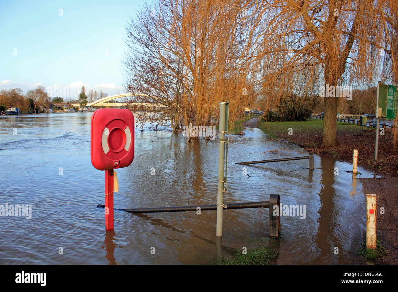 Fast flowing river thames hi-res stock photography and images - Alamy