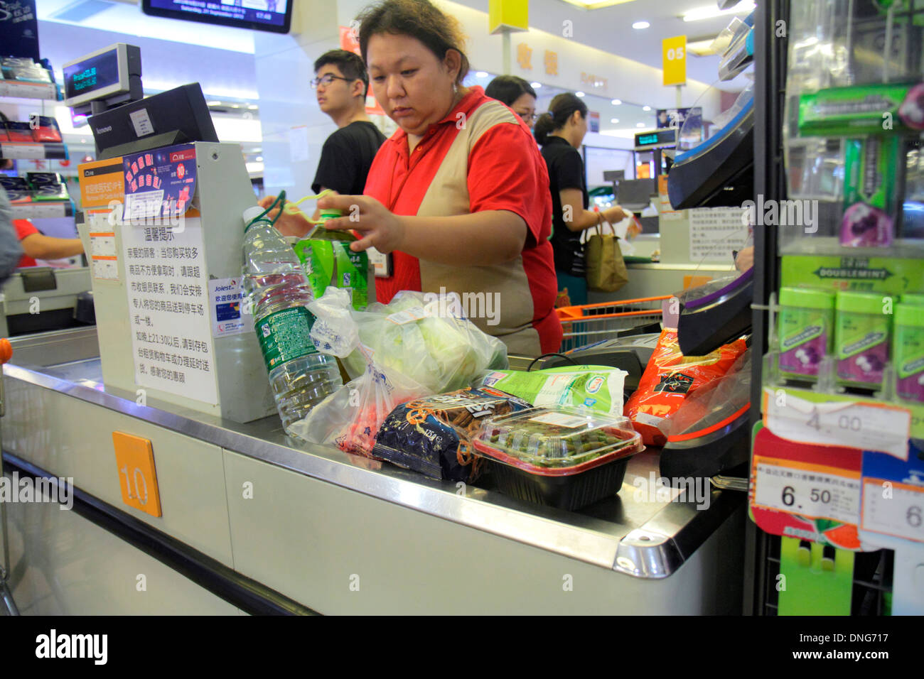 Chinese supermarket worker hi-res stock photography and images - Alamy