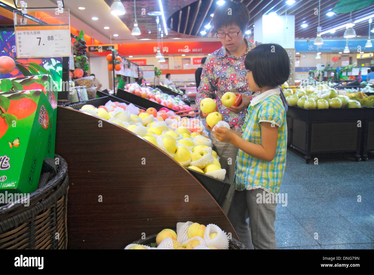 Chinese supermarket produce display hi-res stock photography and images ...