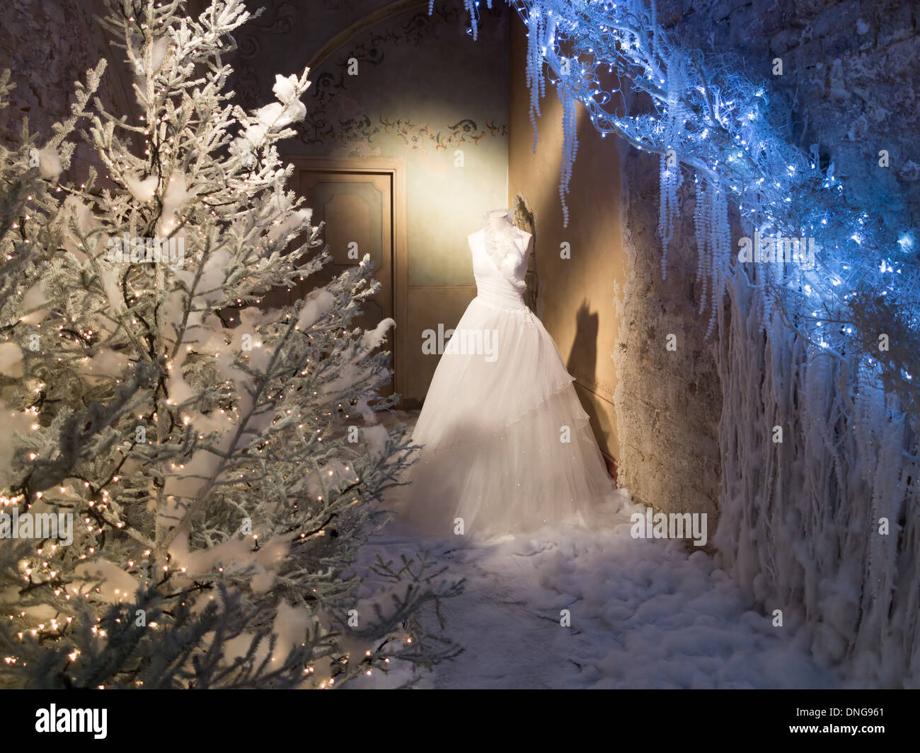 Window dressing hi-res stock photography and images - Alamy