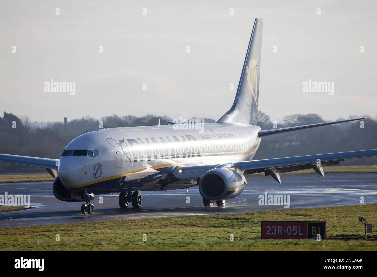 Ryanair aeroplane arriving at Manchester Airport Stock Photo - Alamy