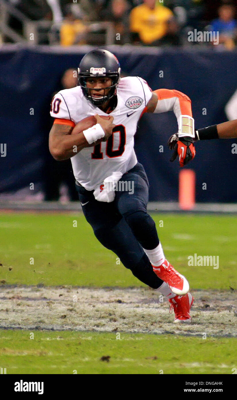 Quarterback option hi-res stock photography and images - Alamy