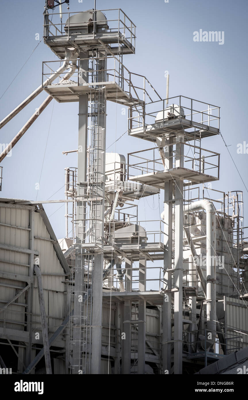 Refinery structure pipelines towers hi-res stock photography and images ...