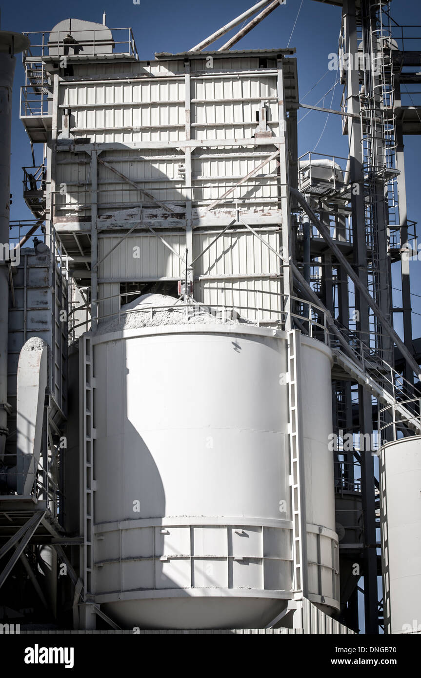 Refinery structure pipelines towers hi-res stock photography and images ...