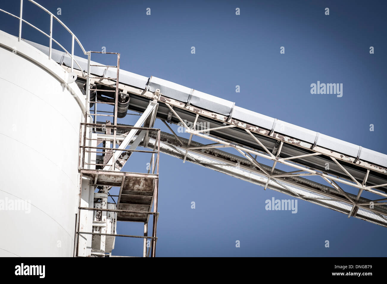 Refinery structure pipelines towers hi-res stock photography and images ...