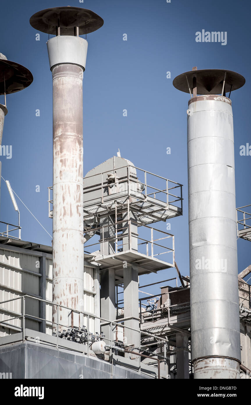 Refinery structure pipelines towers hi-res stock photography and images ...