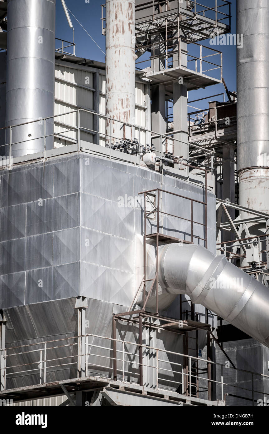 Refinery structure pipelines towers hi-res stock photography and images ...